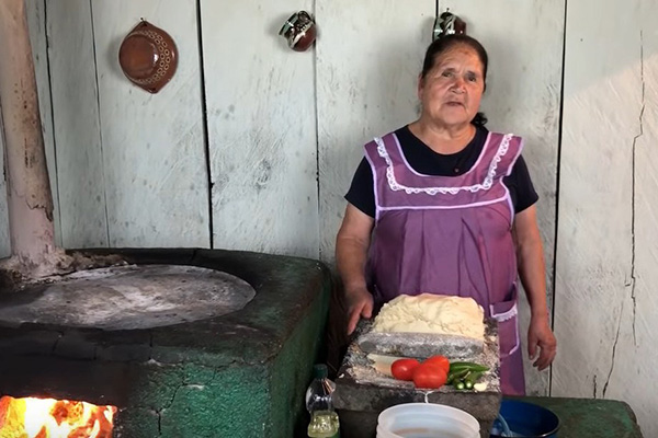 Doña Ángela, la humilde y a la vez poderosa cocinera que traspasa fronteras