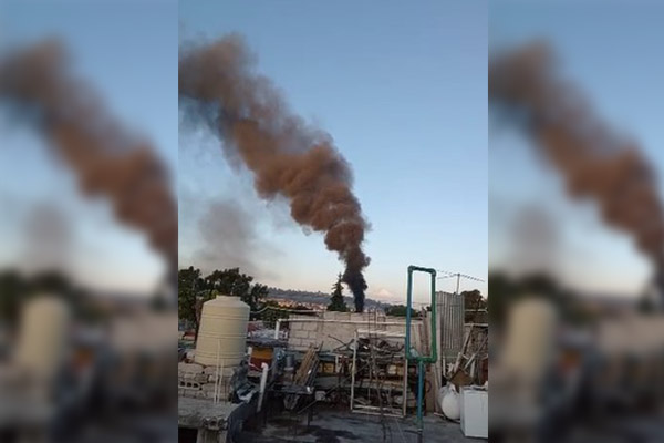 Enorme columna de humo por quema de llantas causa alarma en la ...