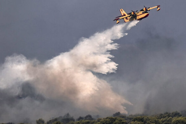 Cae un avión contraincendios Canadair en Grecia