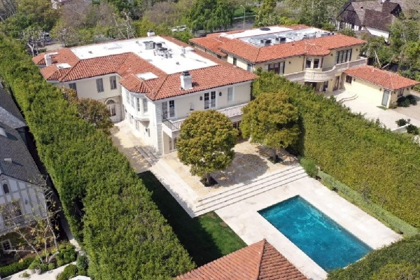 ¿Qué pasó con la mansión donde Lyle y Erik Menéndez asesinaron a sus ...